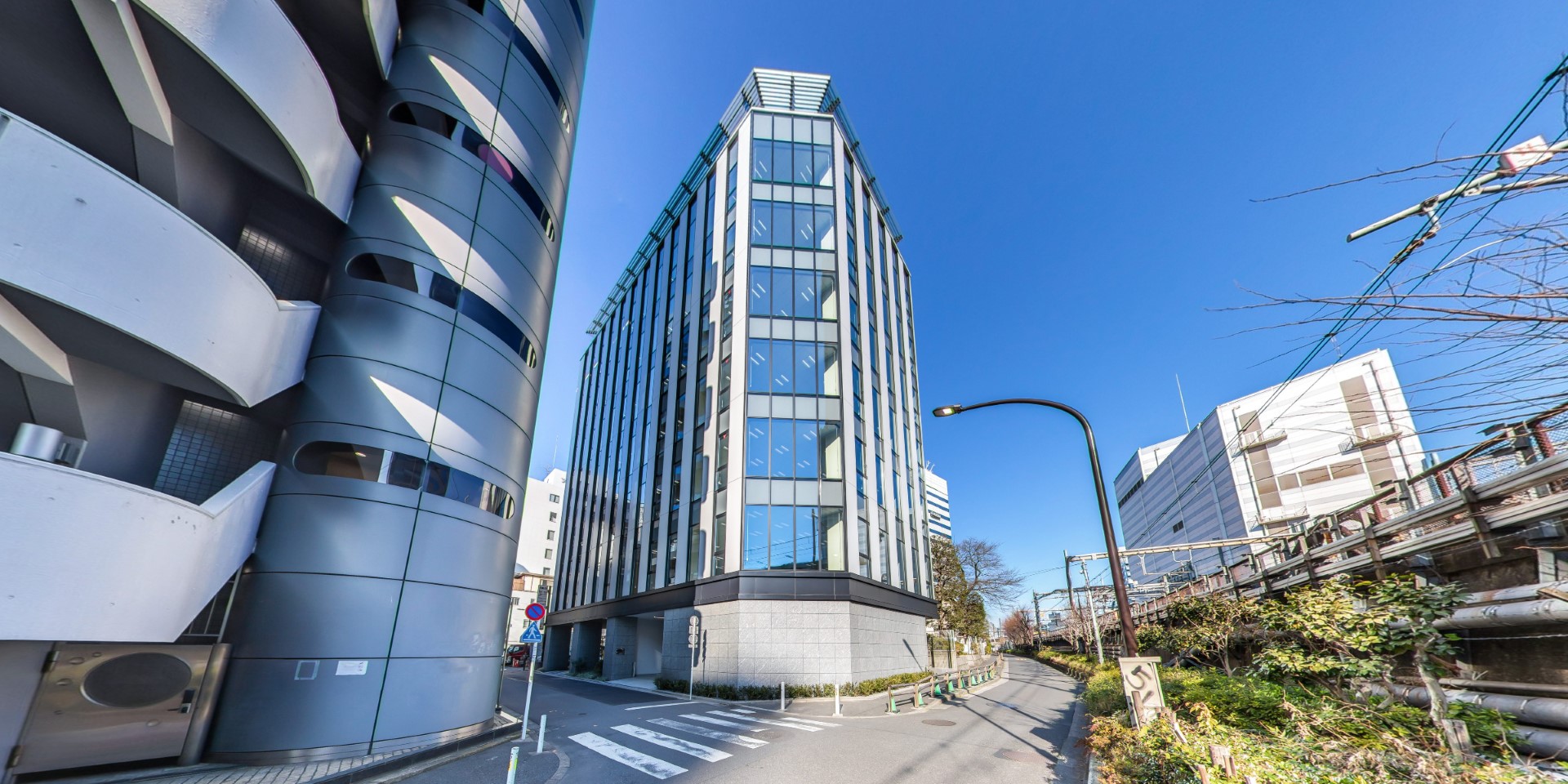 【西新宿 BUSINESS CUBE(西新宿ビジネスキューブ)】オフィスツアー！大都会の屋上を満喫！｜BUILMILL(ビルミル)