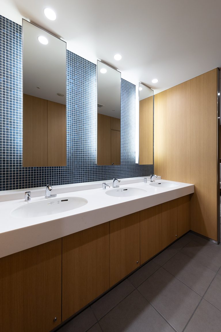 【小田急サザンタワー】新宿を代表する超高層ビルの魅力をご紹介｜BUILMILL(ビルミル)