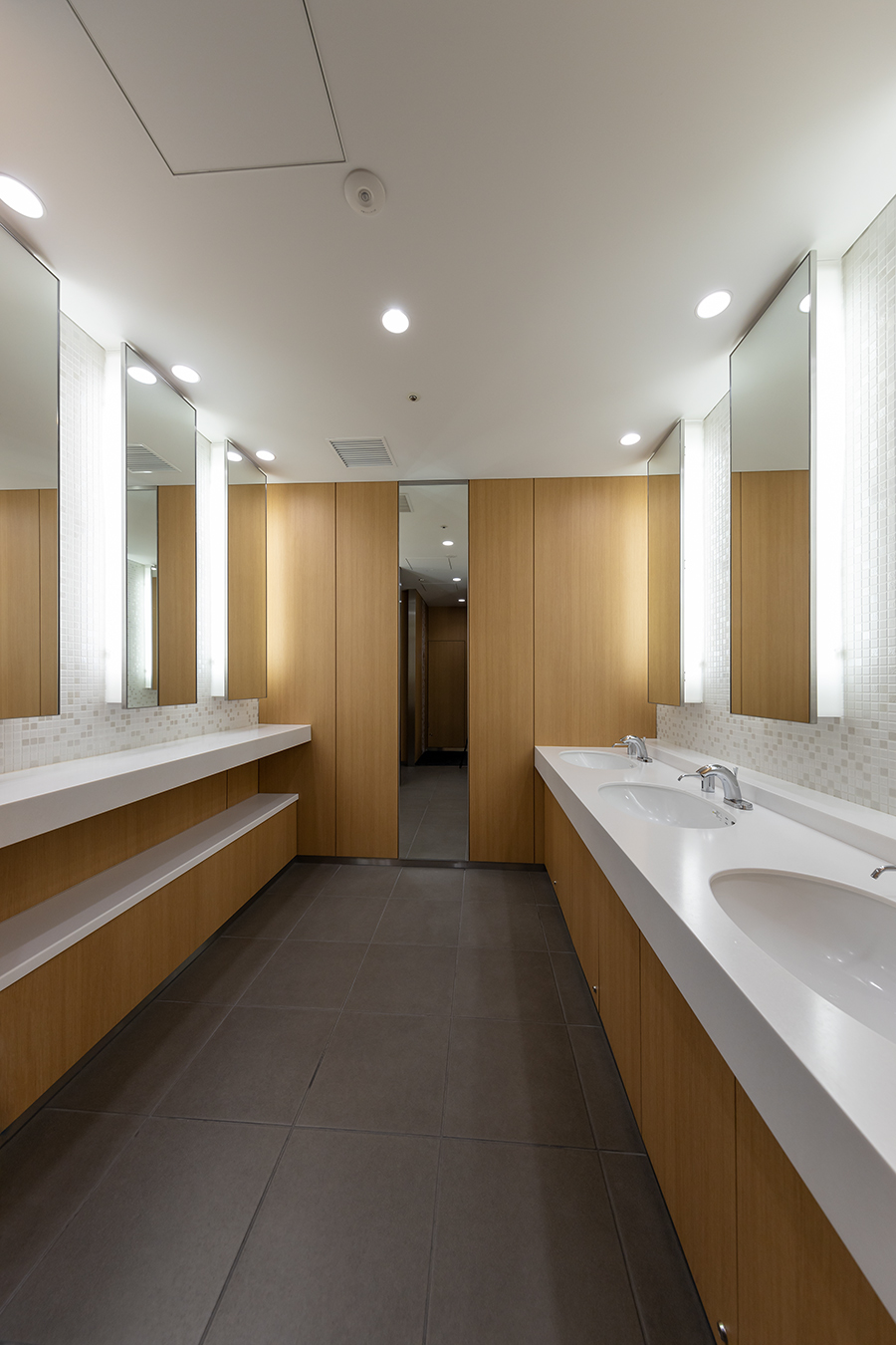 【小田急サザンタワー】新宿を代表する超高層ビルの魅力をご紹介｜BUILMILL(ビルミル)