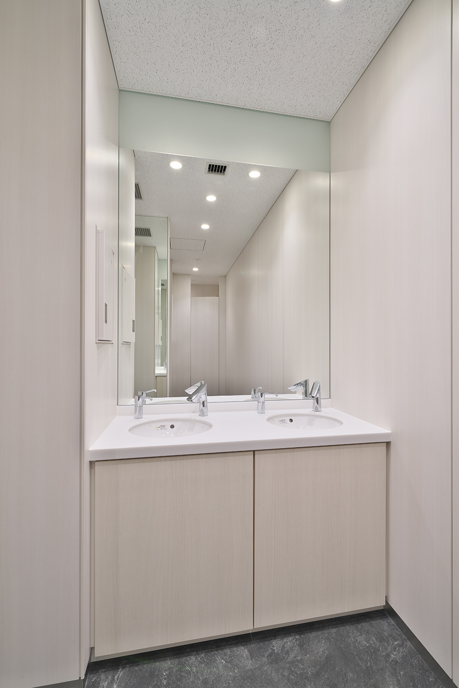 【ヒューリック銀座一丁目ビル】日本一地価の高い場所で世界と繋がるビジネスを｜BUILMILL(ビルミル)