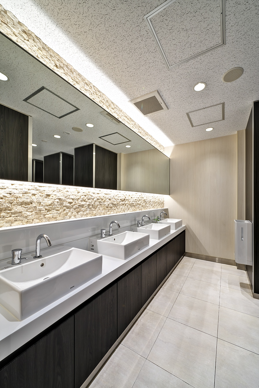 【芝パークビル】軍艦ビルの愛称で親しまれる芝公園のランドマーク｜BUILMILL(ビルミル)