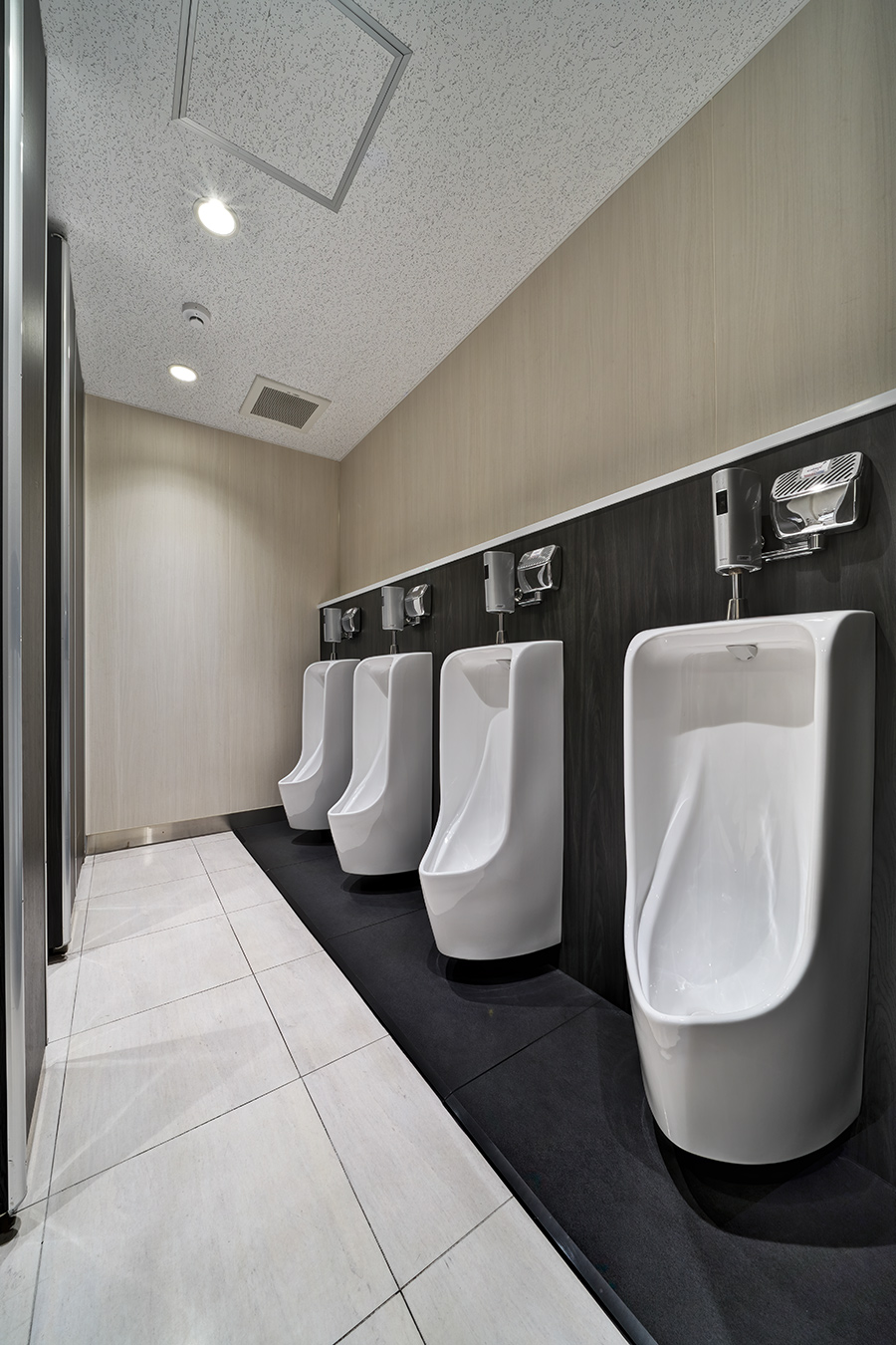 【芝パークビル】軍艦ビルの愛称で親しまれる芝公園のランドマーク｜BUILMILL(ビルミル)