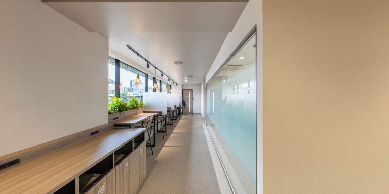 【SENQ（センク）青山並木通り】イチョウ並木に癒される！大都会の多機能オフィス｜BUILMILL(ビルミル)