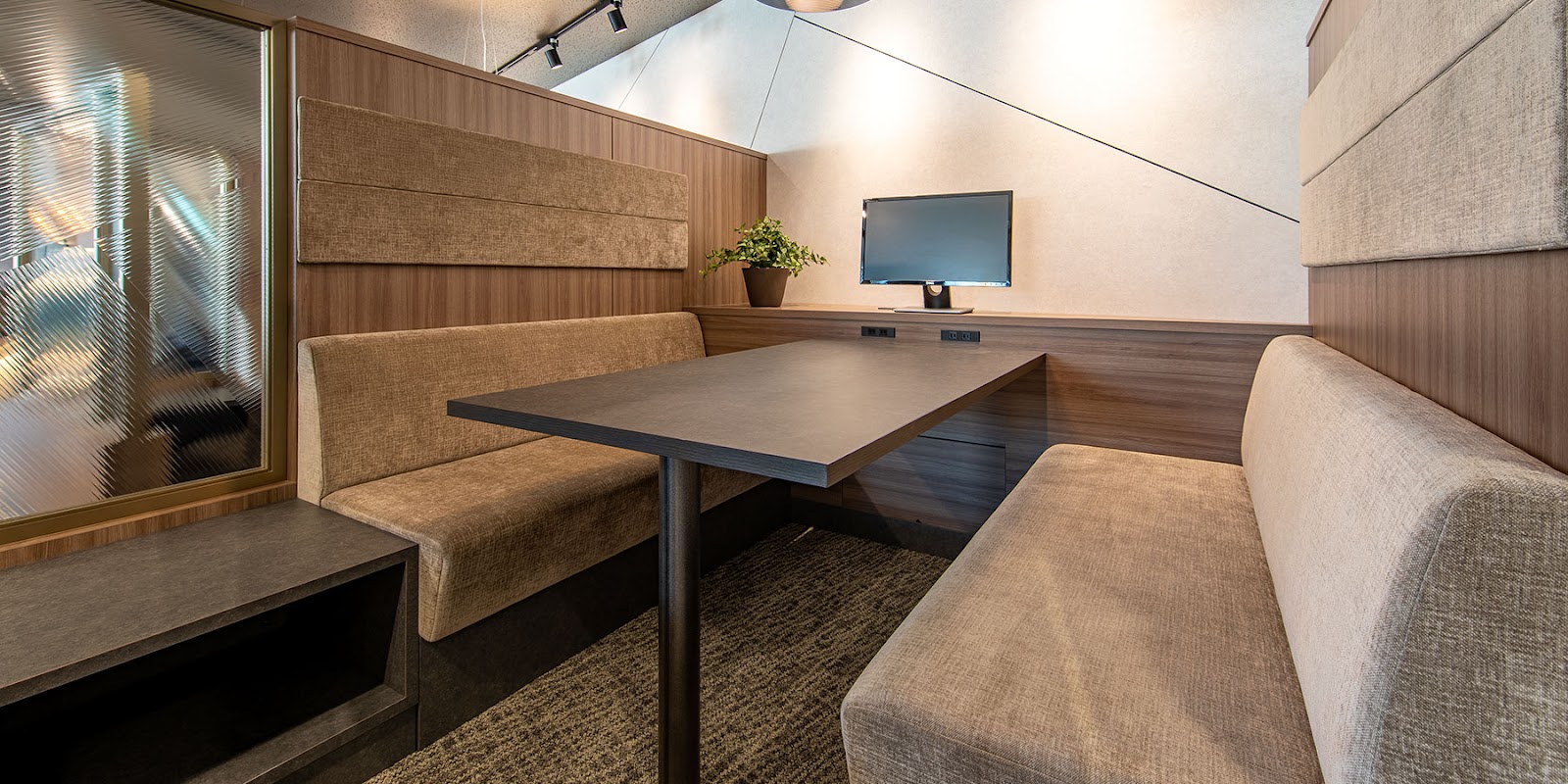 【SENQ（センク）青山並木通り】イチョウ並木に癒される！大都会の多機能オフィス｜BUILMILL(ビルミル)