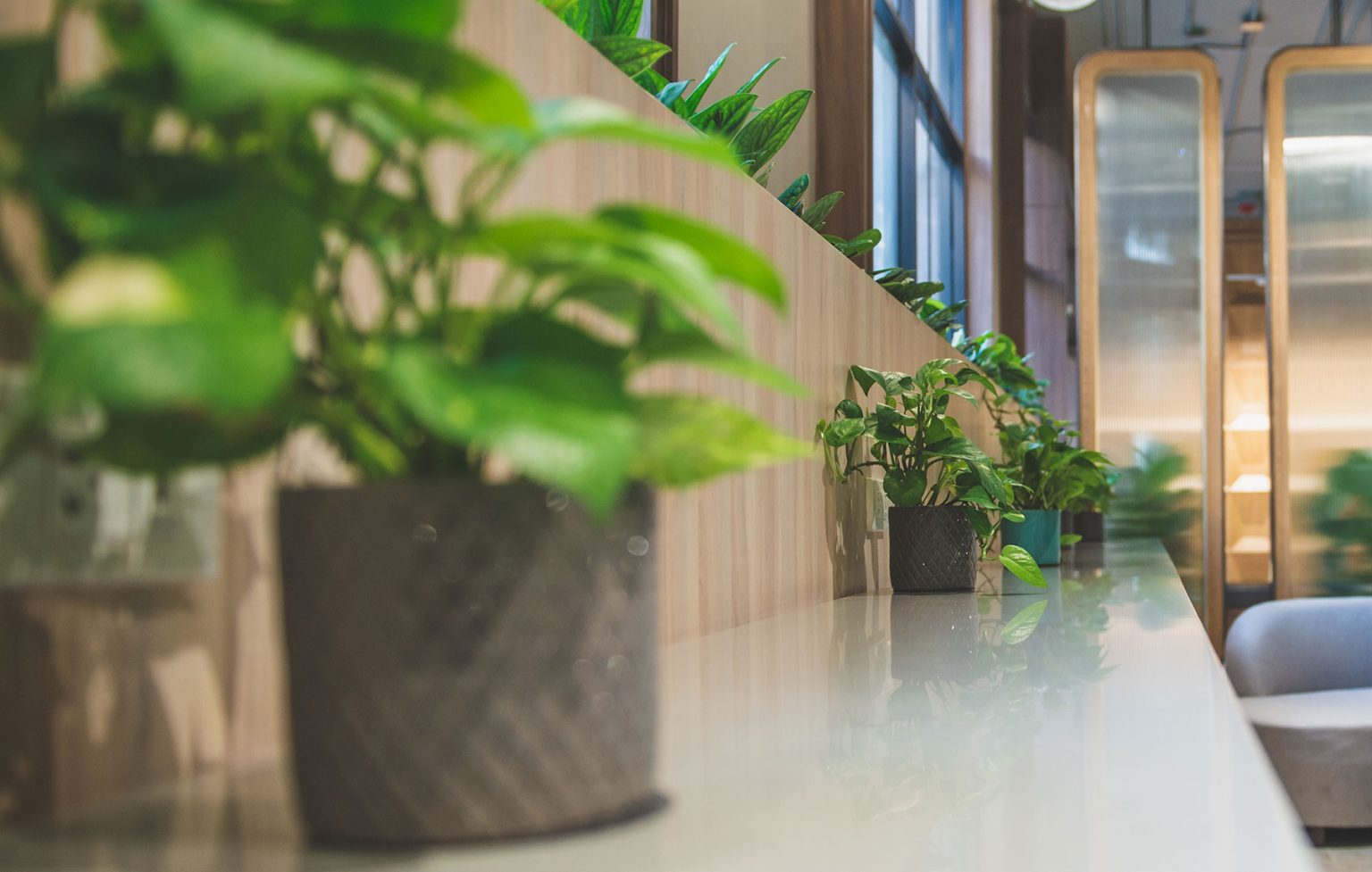 「内装工事前に知っておきたい！アルカリ骨材反応の原因と賃貸オフィスでの対策法」｜BUILMILL(ビルミル)